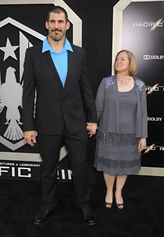 Un attore alto 231 cm ha sposato una donna normale e ora hanno tre ...